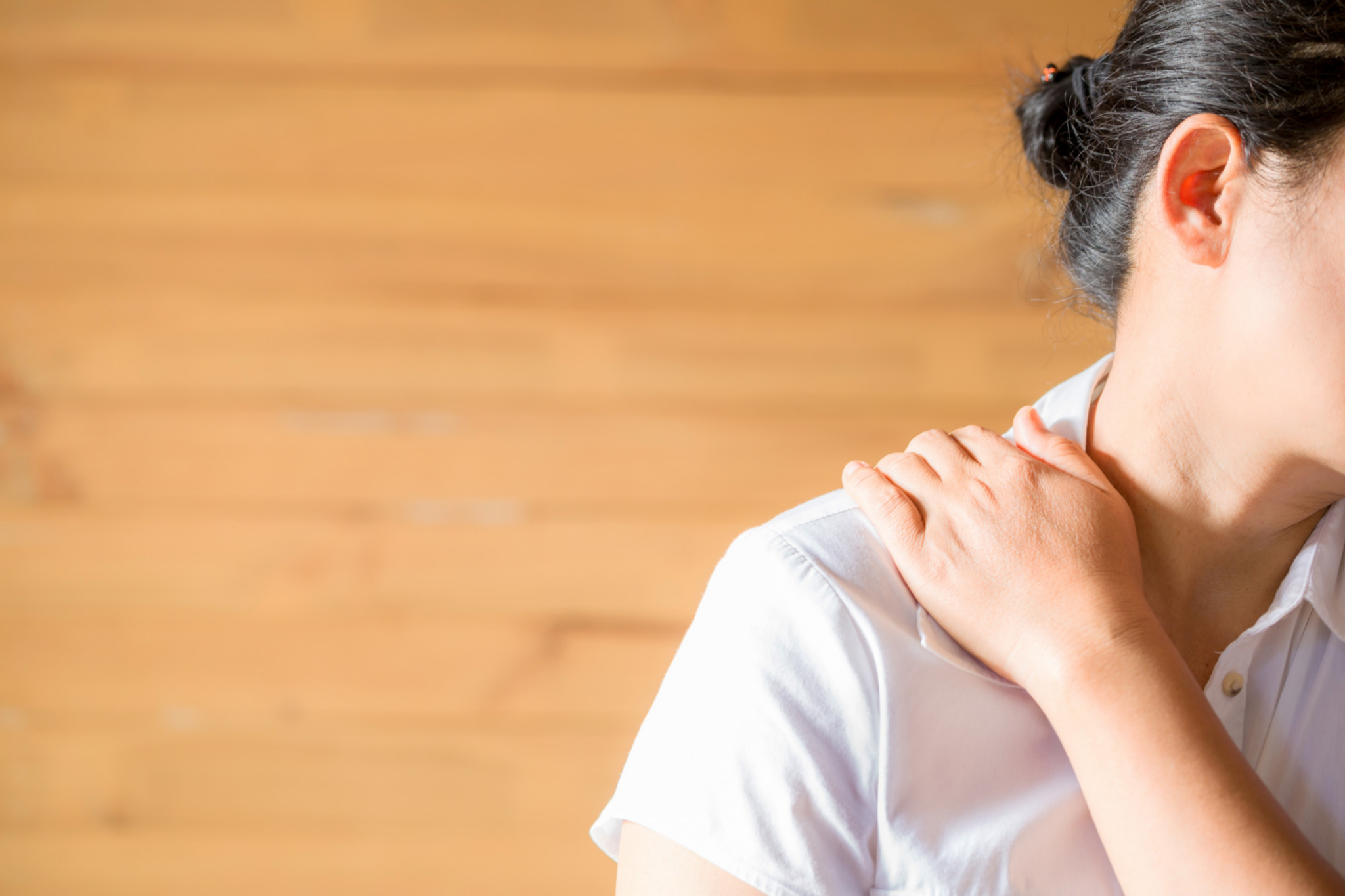 中女突然梳唔到頭、拎唔起鑊？中醫4招全方位治療肩周炎